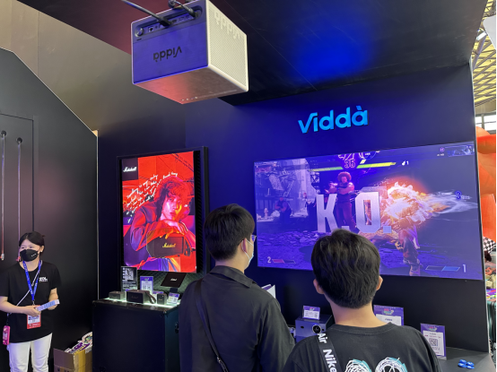 Vidda三色激光投影首次亮相Chinajoy 玩家亲测：大屏电竞神器！_-泡泡网