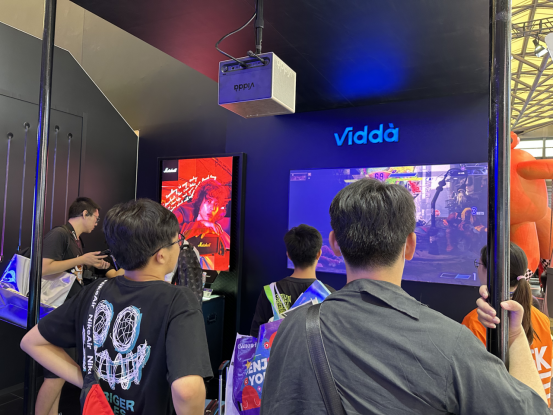 Vidda三色激光投影首次亮相Chinajoy 玩家亲测：大屏电竞神器！_-泡泡网